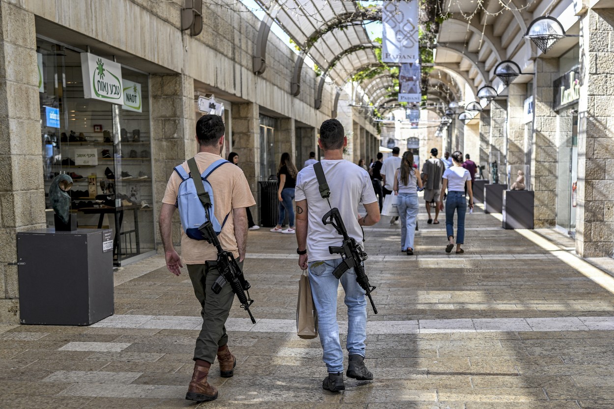 Îngroziţi de atacul Hamas, israelienii îşi cumpără arme cu asentimentul ...